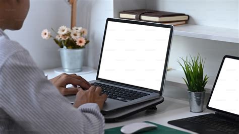 여러 전자 장치로 작업하는 젊은 남성의 측면 보기 광고 텍스트에 대한 빈 화면입니다 사진 Unsplash의 컴퓨터 키보드 이미지