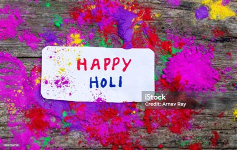 인도 전통 유기농 홀리 페스티벌 색상 분말 또는 수평 방향의 나무 배경에 굴랄과 해피 홀리 소원 노트 배경 화면 및 배경에 대한