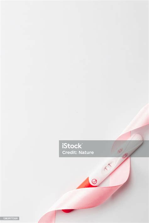 임신 테스트는 고립 흰색 배경에 분홍색 실크 리본으로 양성 여성 임신 테스트 의료 의료 부인과 임신 불임 출산 사람들 개념 0명에 대한 스톡 사진 및 기타 이미지 Istock