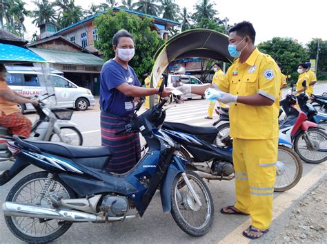 ပလောက်မြို့အတွင်း ဟိတကာရီလူမှုကူညီရေးအသင်းမှ ပြည်သူများအား နှာခေါင်းစည်းများ အခမဲ့ဖြန့်ဝေ