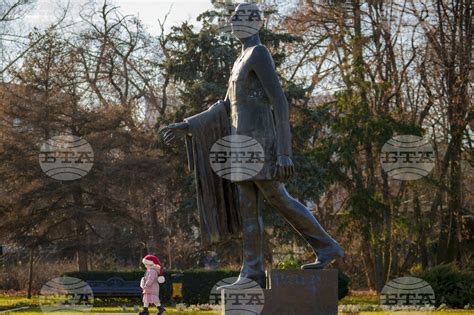 БТА Френският адмирал Филип де Гол син на генерал Шарл де Гол почина на 102 годишна възраст