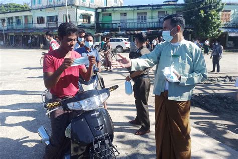 ရခိုင်ပြည်နယ် မောင်တောမြို့၌ ကိုဗစ် ၁၉ ရောဂါ ကာကွယ်နိုင်ရေးအတွက် နှာခေါင်းစည်းများဖြန့်ဝေ