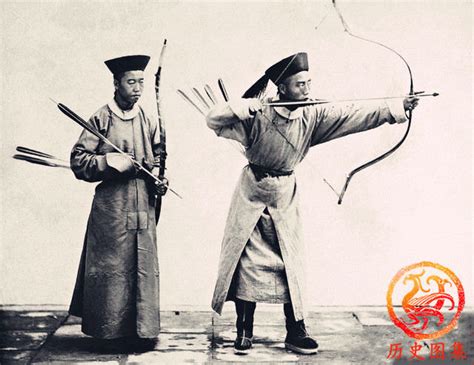 清朝最后一批弓箭手：图四腿型是骑马所致，图八将军身穿盔甲照片