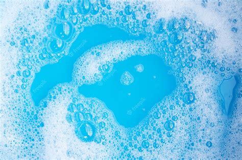 세제 거품 거품 파란색 배경 프리미엄 사진