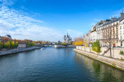 노트르담 드 파리 화창한가 오후의 대성당 세 느 강 제방입니다 원주민 및 관광객 산책의 따뜻한 날씨에 휴식 흐리게 인식할 수 없는 얼굴입니다 파리입니다 프랑스 0명에 대한