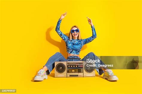 활기찬 노란색 배경에 복고풍 붐 박스와 함께 앉아 행복과 재미 있고 세련된 라이프 스타일을 표현하는 즐거운 젊은 여성 20 24세에 대한 스톡 사진 및 기타 이미지 Istock