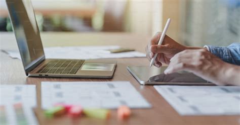 스마트폰 템플릿과 함께 인터페이스 프로젝트를 계획하는 열정적인 Ux 웹 디자이너 팀의 클로즈업 보기 사진 Unsplash의 테이블 이미지