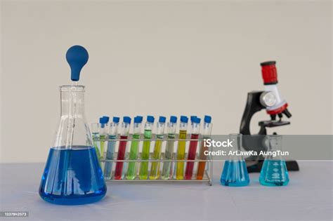 연구에서 다양한 색상과 화학 구조의 붉은 파란색 유리 병 의료 과학 기술 배경 연구 및 혁신 실험실 공식을 가진 비커 0명에