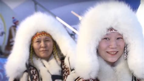 El D A A D A De Un Ama De Casa Rusa Cuando La Casa Est Hecha Con Piel De Reno Video Russia