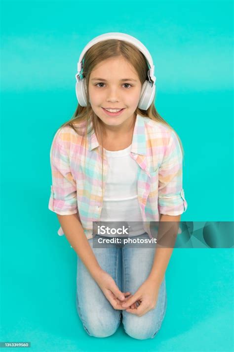 음악을 들어보세요 아름다움과 패션 작은 아이는 전자 책 교육을 듣습니다 어린 시절의 행복 Mp3 플레이어 어린이 날 오디오 기술 헤드폰에 작은 소녀 아이 음악 즐기기 Mp3