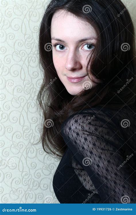 Verticale D Une Belle Jeune Femme Photo Stock Image Du Verticale Regarder 19931726