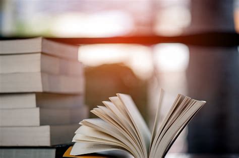 책상에 배치 책 공부 지식 교육을위한 아름다운 색상을 많이 이미지 0명에 대한 스톡 사진 및 기타 이미지 0명 갈색 개체