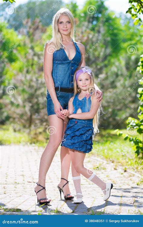 Frau Mit Ihrer Tochter Stockbild Bild Von Blond Nave