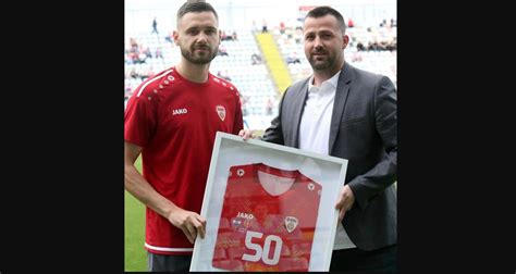 Велковски со подарок за јубилејниот меч за репрезентацијата Sportsport Mk