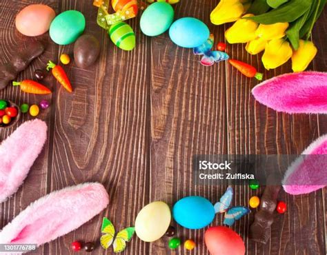 달걀 튤립 토끼 귀 나무 배경에 당근부활절 세트 프레임 맨 위 보기입니다 공간을 복사합니다 다중 색상에 대한 스톡 사진 및 기타 이미지 Istock