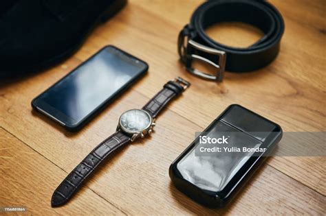 나무 배경에 누워 사람들의 스타일을 만들기위한 사업가의 다른 액세서리 0명에 대한 스톡 사진 및 기타 이미지 0명 가죽 갈색 Istock