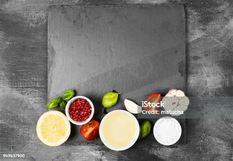 다양 한 향신료 허브와 야채 어두운 배경에 보기 상위 공간을 복사 합니다 음식 배경 개체 그룹에 대한 스톡 사진 및 기타 이미지 개체 그룹 건강한 식생활 건조한