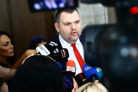 Делян Пеевски Хората в Перник са изплашени и гневни от пускането на прокурорския син на свободa