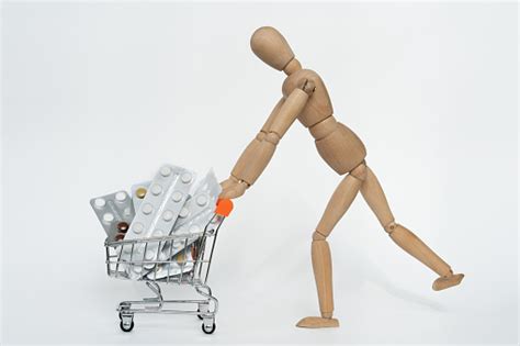 나무 마네킹은 마약으로 가득 찬 쇼핑 카트를 운반합니다 흰색 배경에 격리된 온라인 모바일 쇼핑 개념 건강관리와 의술에 대한 스톡 사진 및 기타 이미지 Istock