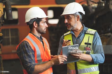 산업 공장의 유지 보수 건설 장비에 종사하는 안전 하드 모자를 가진 전문 기술자 엔지니어 생산 기술의 제조 직업 직업을 가진 검사 남자 경영자에 대한 스톡 사진 및 기타