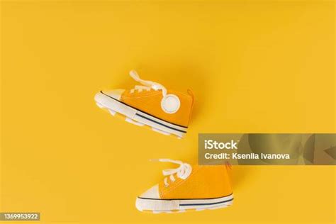 다채로운 배경에 아기의 작은 노란색 운동화 아기를 기다리는 개념과 아기와 함께 여행하는 개념 어린이 의 라이프 스타일 복사 공간 플랫 레이 0명에 대한 스톡 사진 및 기타