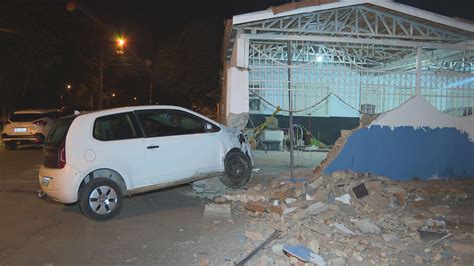 Motorista Perde Controle De Carro E Invade Casa No Df Visivelmente