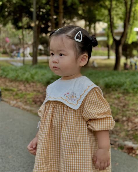 조하라 𝐇𝐀𝐑𝐀♥ 제품제공 통통볼짤 가을소녀🍁 추석 끝나자마자 급 추워진 날씨에 가을룩입고 나들이 다녀왔어요 자수 디테일이 예쁜 스퀘어넥 원피스는 품이 낙낙해서 편안한