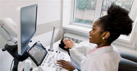 산과 초음파를 하는 초음파 변환기로 젊은 임산부의 배를 스캔하는 아프리카 여성 의사 초음파 검사자의 클로즈업 사진 Unsplash의 우크라이나 이미지