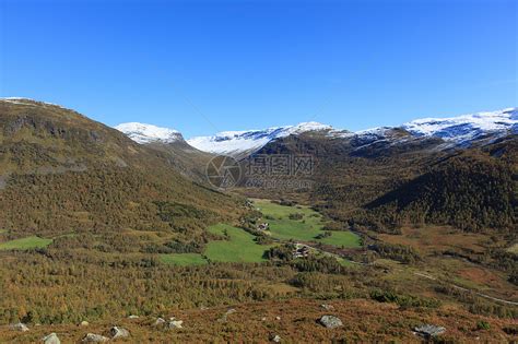 挪威秋秋季风景游客风光旅游田园天空目的地文化棕色高清图片下载 正版图片321393140 摄图网