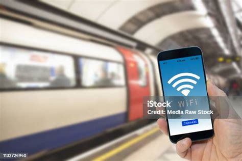 화면에 무선 인터넷 핫스팟 연결 버튼으로 검은 스마트 폰을 들고 손 스마트폰에 대한 스톡 사진 및 기타 이미지 스마트폰 인간 손 0명 Istock