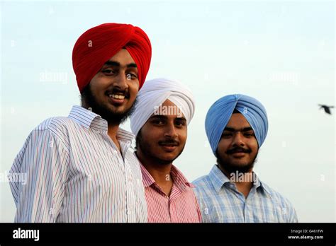 Sikhs Wearing Different Coloured Turbans Hi Res Stock Photography And Images Alamy