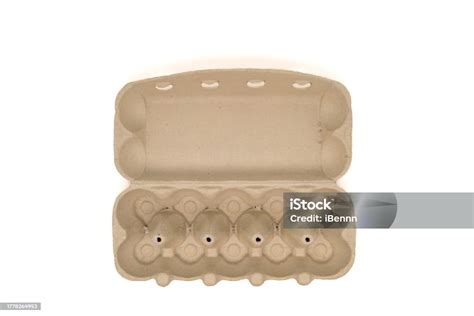 10개의 달걀을 넣을 수 있는 빈 달걀 상자를 활짝 열고 복사 공간이 있는 흰색으로 분리되어 있습니다 판지 팩 포장을 위한 계란