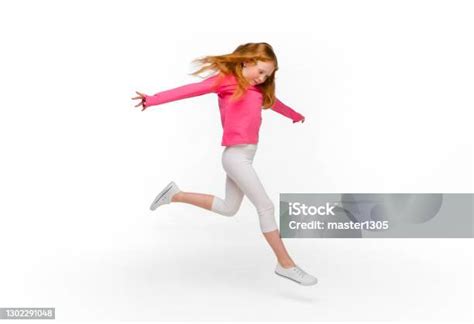 화이트 스튜디오 배경에 고립 된 행복한 빨간 머리 소녀 행복하고 쾌활하며 성실한 것처럼 보입니다 복사 공간을 참조하십시오 어린