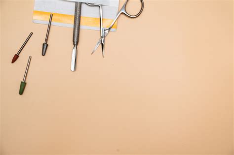 밝은 배경에 매니큐어와 페디큐어 도구 복사 할 장소가있는 평면도 네일 살롱 배너 디자인 서식 파일입니다 미용 절차 및 손 관리의 개념 0명에 대한 스톡 사진 및 기타 이미지