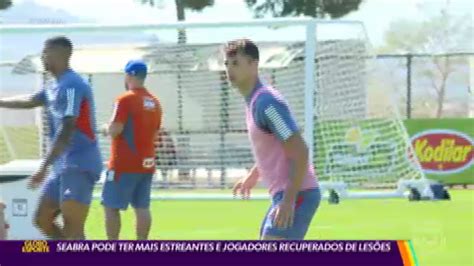 Ronaldo Acompanha Treino Do Time Feminino Do Cruzeiro E Jogadoras