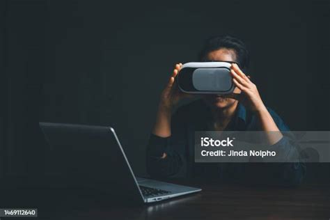 가상 현실의 안경을 쓴 여자 미래 기술 개념입니다 메타버스 기술 개념입니다 Vr 가상 현실 고글 미래 지향적 인 라이프 스타일