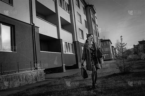 独立、自信、优雅的理念。苗条的女孩走在城市的街道上