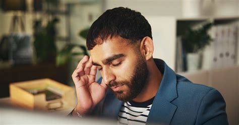 밤 두통 남자는 초과 근무로 사무실에서 스트레스를 받거나 피로와 함께 제출 압력으로 스트레스를 받습니다 과로하거나 지쳤거나 편두통 번아웃 또는 저널리즘 에이전시의 프로젝트