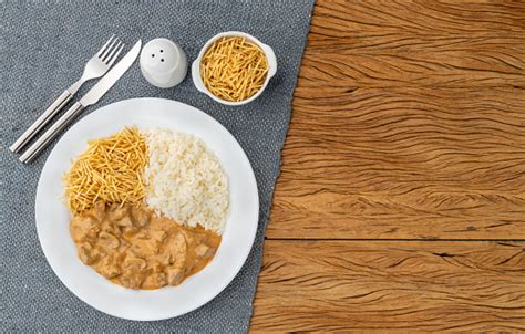 복사 공간을 가진 쌀과 짚 감자를 곁들인 고기 스트로고노프 소고기 스트로가노프에 대한 스톡 사진 및 기타 이미지 소고기