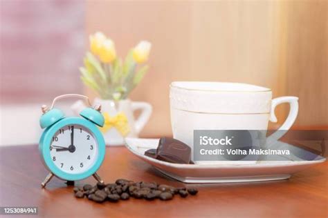 시작 개념 빈티지 알람 시계 는 아침 햇살에 배경에 커피 한 잔과 화분과 좋은 하루의 클로즈업 시작 0명에 대한 스톡 사진 및 기타 이미지 Istock
