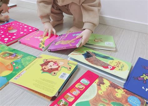 호반아이사랑♡ 만1세발달과정발달수준발달특성 만1세아기자유놀이 만1세듣기말하기읽기동화재미있는그림책놀이 만1세쌓기그림책탑을만들어요 만1세언어발달어휘확장 아기집중력사회성발달 동화