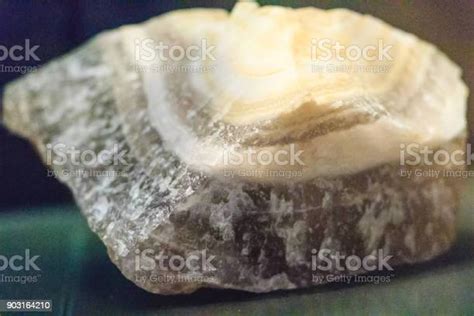 광업 및 산업 토사에서 형 석 바위 견본입니다 형 석 은 칼슘 불 화물 Caf2의 광 형태 이다 할로겐 광물에 속한다 형석에 대한 스톡 사진 및 기타 이미지 Istock