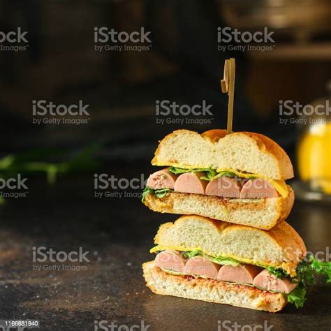 소시지 치즈 양상추 토마토 소스 와 햄버거 상단 음식 배경 복사 공간 가공육에 대한 스톡 사진 및 기타 이미지 Istock