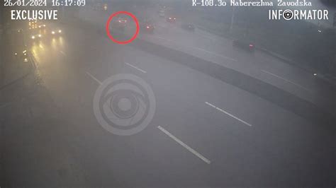 У Дніпрі на Набережній Заводській біля АЗС “БРСМ” та “АВІАС” на пішохідному переході “Славута