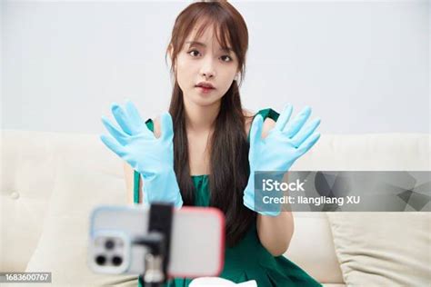 온라인 라이브 스트리밍을 통해 제품을 판매하는 아시아 십대 소녀 25 29세에 대한 스톡 사진 및 기타 이미지 25 29세 Brand Name Smart Phone