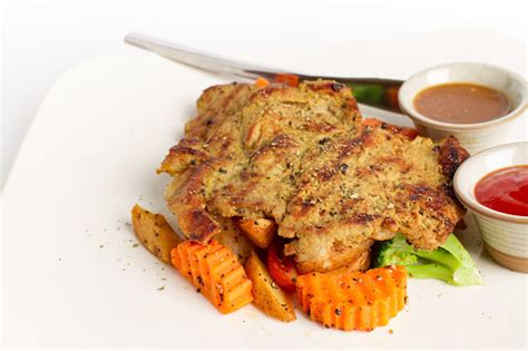 돼지고기 스테이크 검은 Peper 육즙 스프 요 혼합 야채 감자 흰색 바탕에 케첩 구이 0명에 대한 스톡 사진 및 기타 이미지