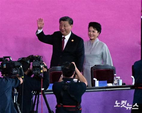 관중들 향해 인사하는 시진핑 중국 국가주석 노컷뉴스