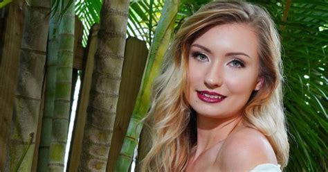 Emma Sirus Začnite Deň S Jej štíhlym Telom Na Očiach