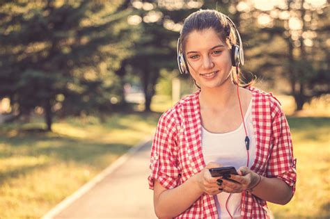 아름 다운 십 대 소녀를 사용 하 여 휴대 전화를 타고 있는 동안 자전거 야외 건강한 생활방식에 대한 스톡 사진 및 기타 이미지 건강한 생활방식 공원 두발자전거