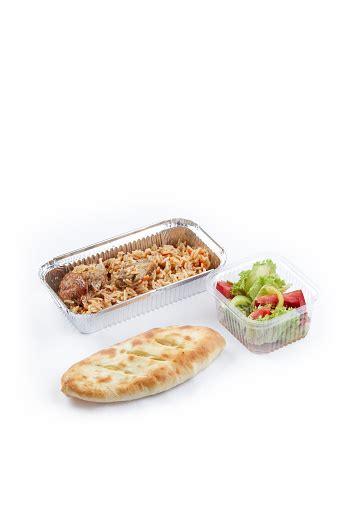 흰색 배경 일회용 플라스틱 및 호일기구 비행기 음식 스낵 당근을 곁들인 볶음 닭고기 조각 빵과 함께 제공되는 납작 빵 오이와 토마토를 곁들인 다진 샐러드 0명에 대한 스톡
